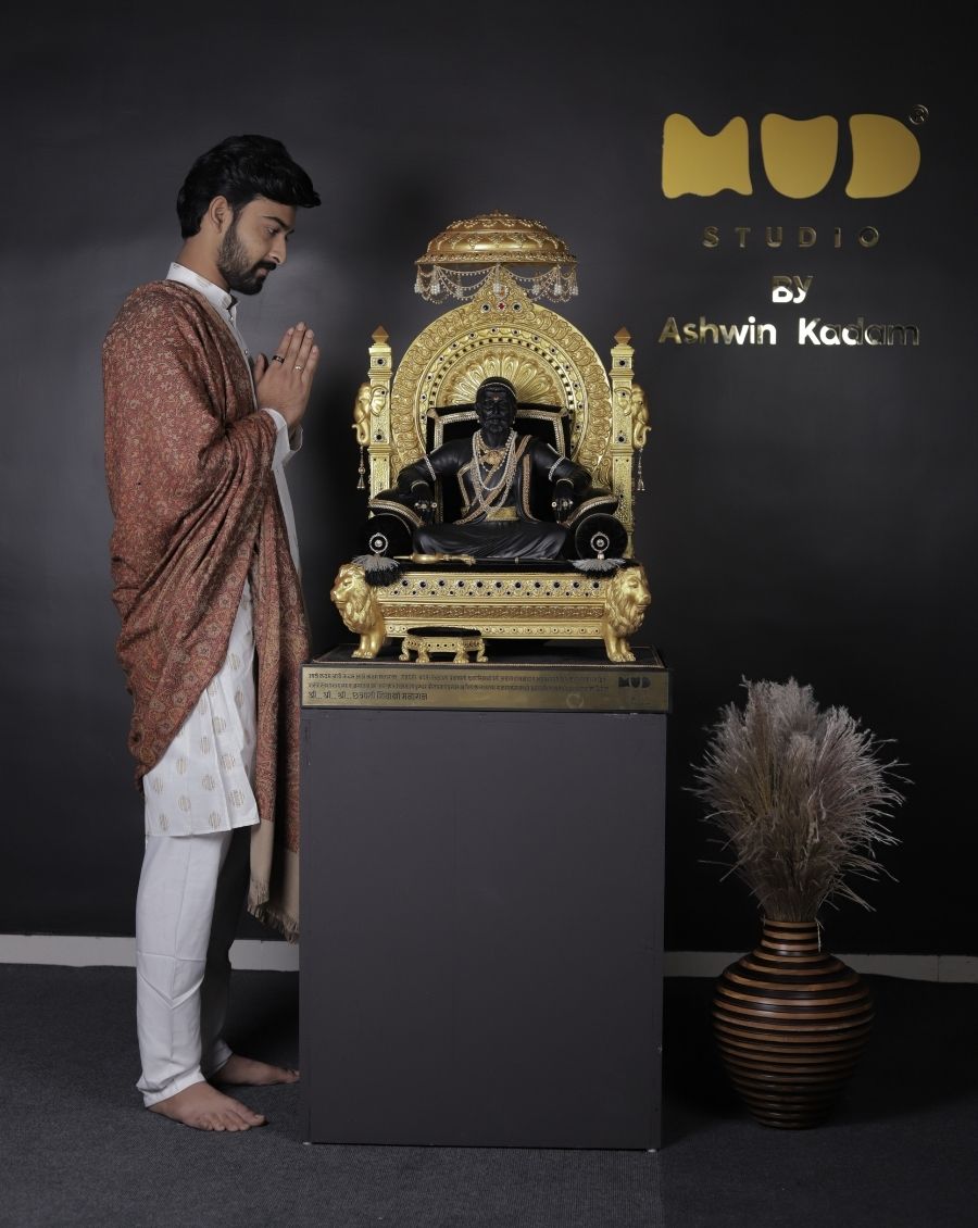 SHRIMANT YOGI ON ROYAL THRONE WITH UMBRELLA (Golden Black ) – Mud Studio